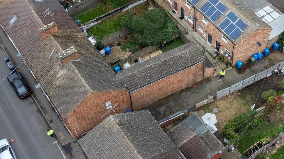 Kettering: Murder investigation after woman's body found - BBC News