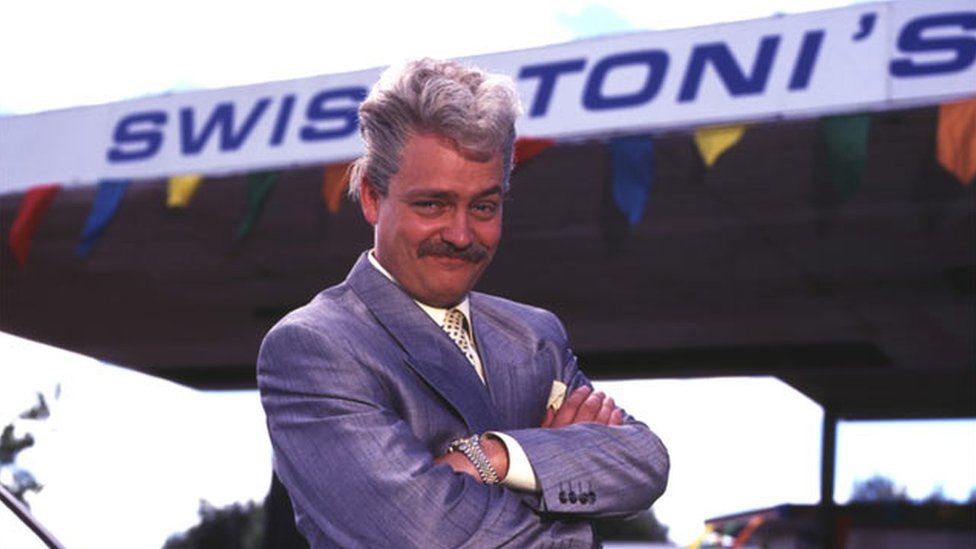 Online car sales to accelerate, as salesmen take a back seat - BBC News