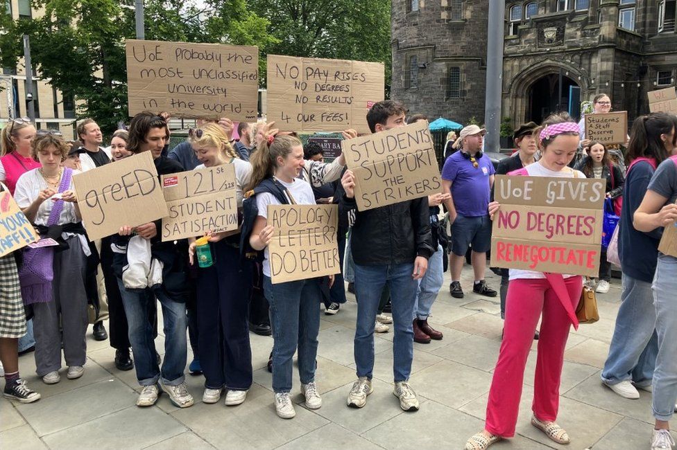 Student fears having to quit UK over uni marking boycott - BBC News