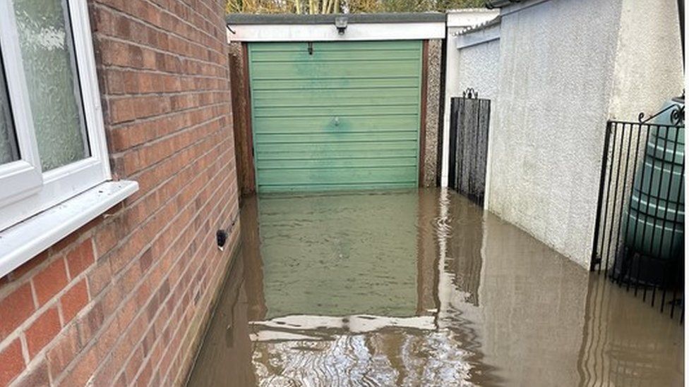 Warrington couple call for better flooding support - BBC News
