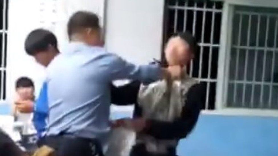 China officials 'investigate classroom brawl' in Anhui province - BBC News
