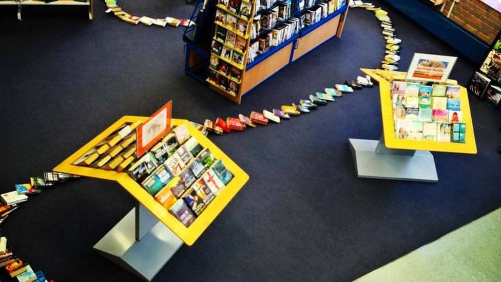 Thousands of books used for Wimborne world record attempt - BBC News