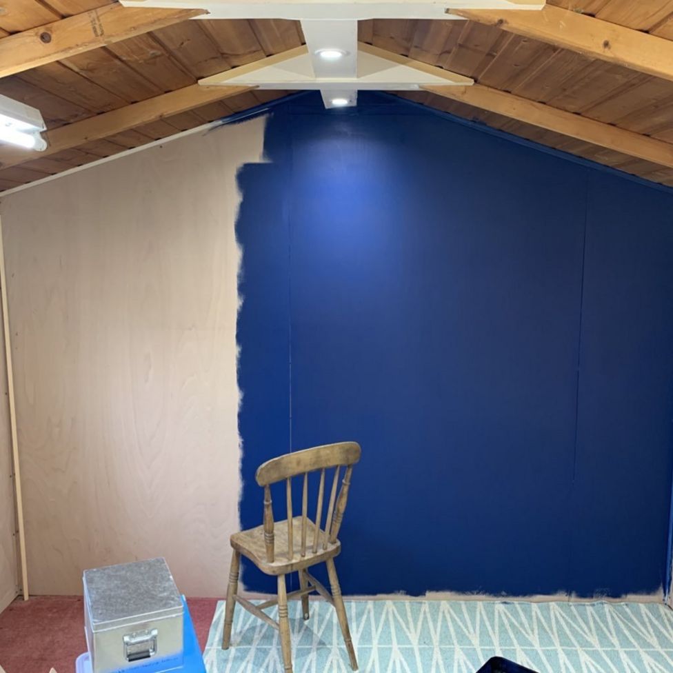 Newsround: Presenter Ricky turns his shed into a studio - BBC Newsround