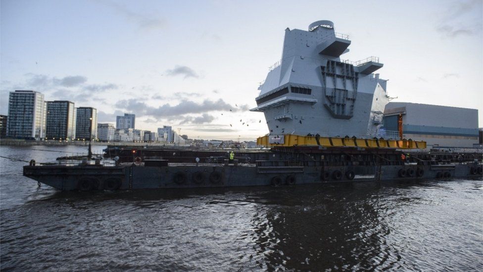Final aircraft carrier section arrives at Rosyth - BBC News