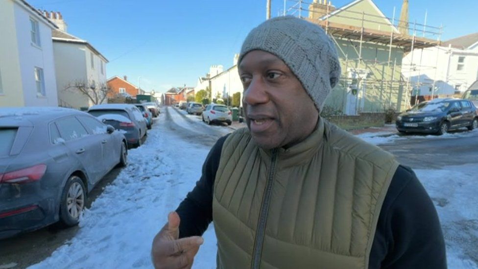 South East Water: Homes without water after frozen pipes burst - BBC News