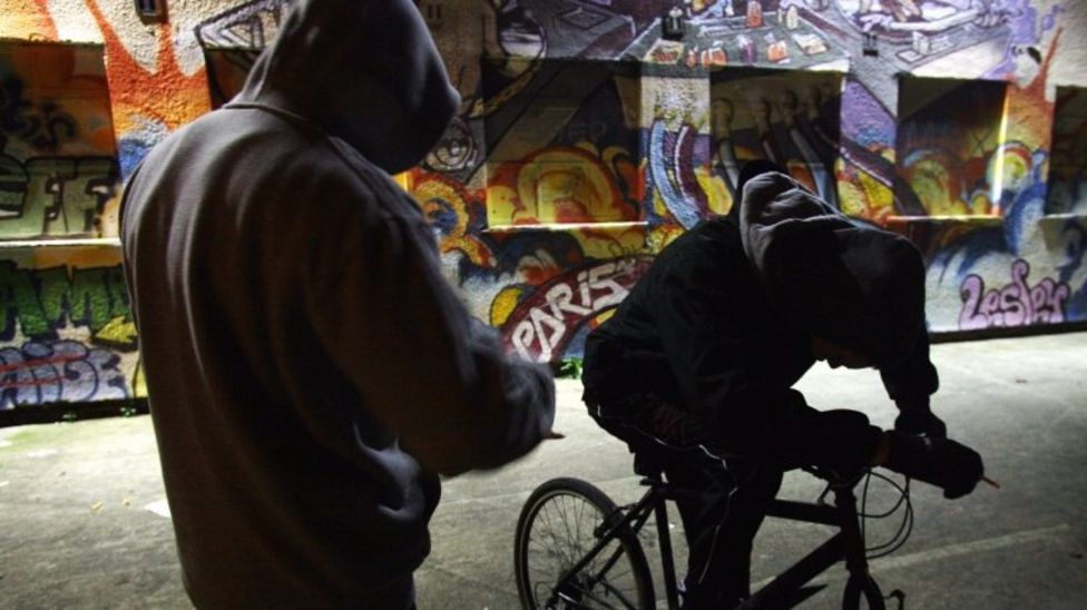 Crimes solved by police in England and Wales at new low - BBC News