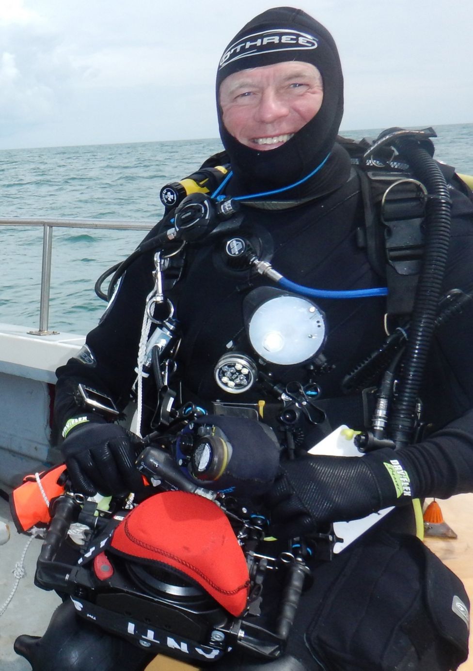 Scallop diver reunites £8k camera with owner - BBC News