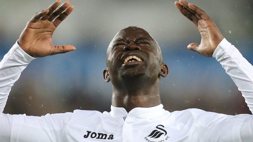 Modou Barrow yn gadael Abertawe am Reading - BBC Cymru Fyw