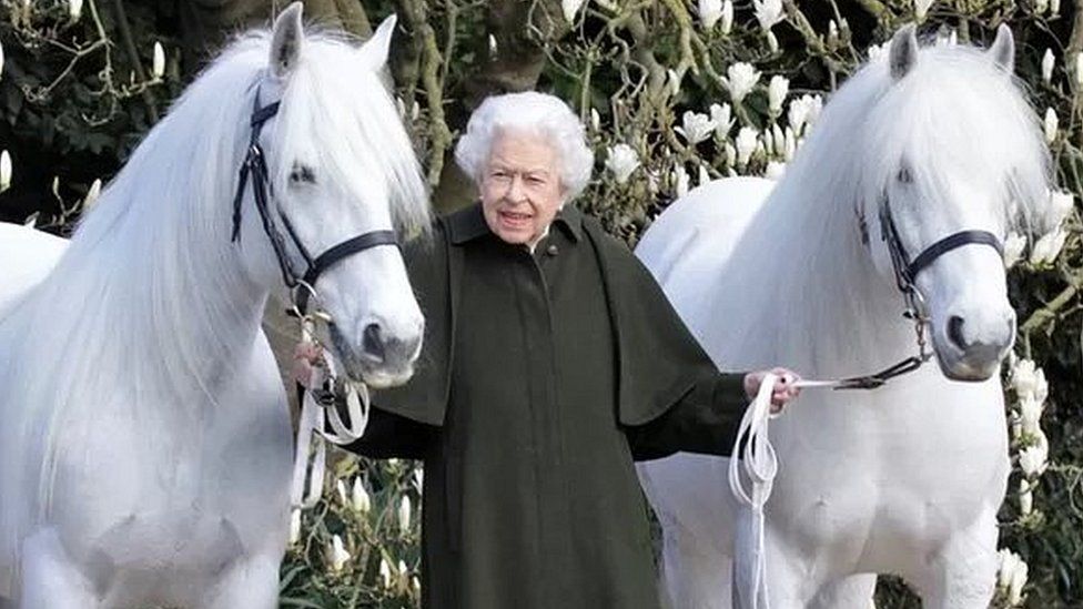 Queen’s funeral: Emma the pony’s ex-owner ‘would be so proud’ - BBC News