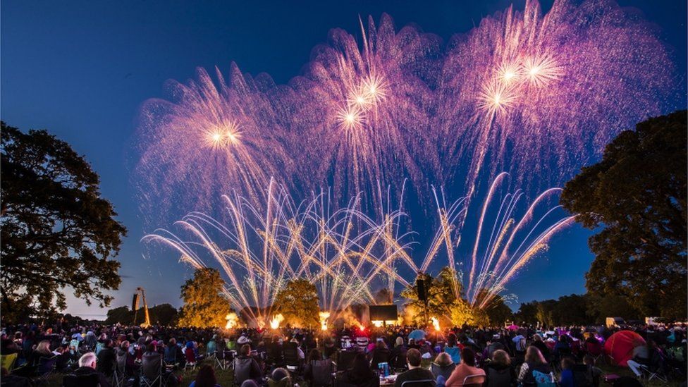 Newby Hall firework festival uses UK's biggest pyrotechnics - BBC News