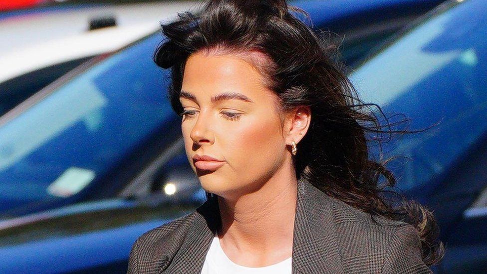 Cyn-swyddog carchar yn ddieuog o gael perthynas amhriodol - BBC Cymru Fyw