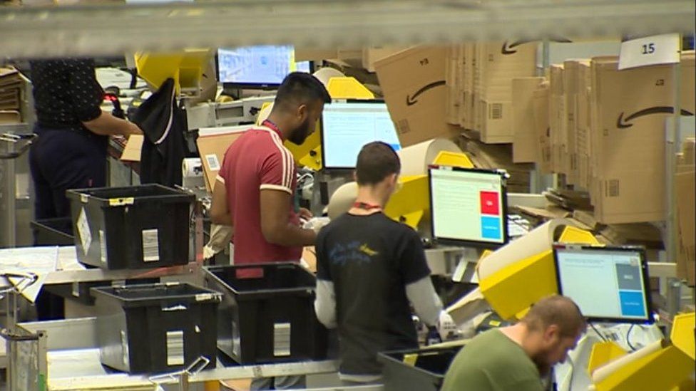 Cwmni Amazon yn 'trin gweithwyr fel robotiaid' - BBC Cymru Fyw