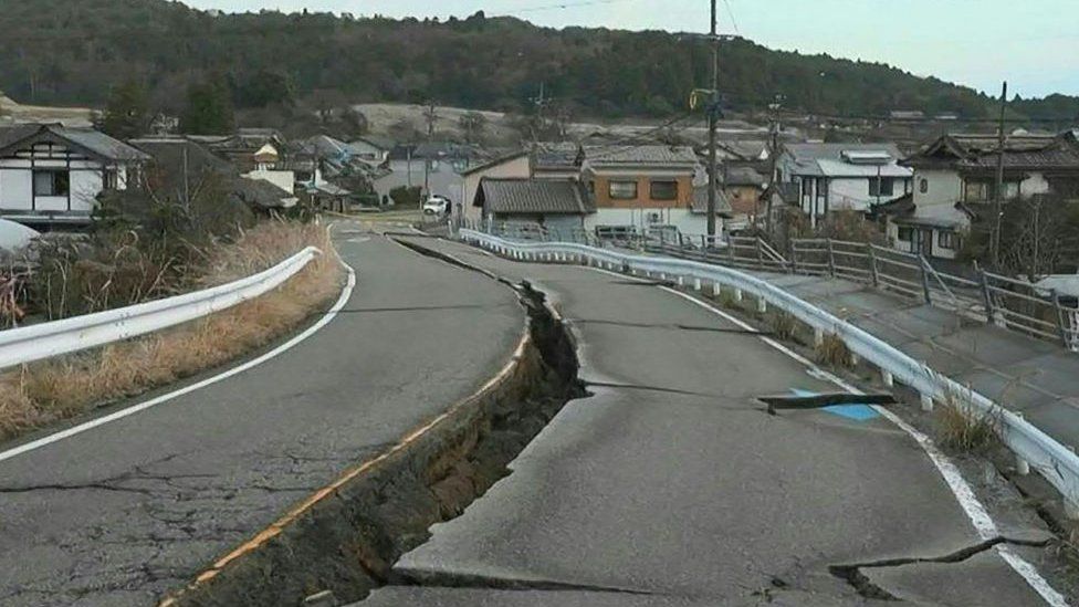 Japan earthquake: 1,000 rescuers search for people - BBC Newsround