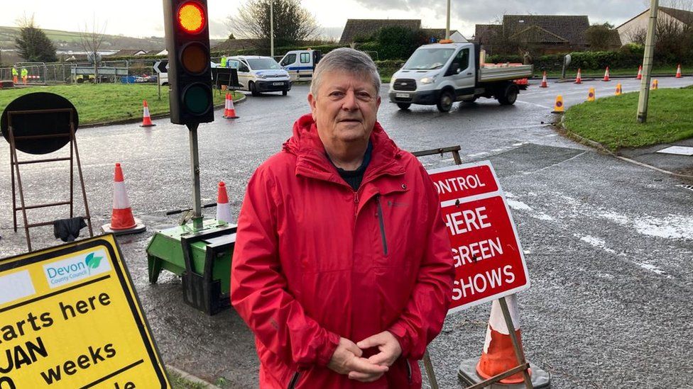'Chaotic' roadworks in Devon spark council apology - BBC News