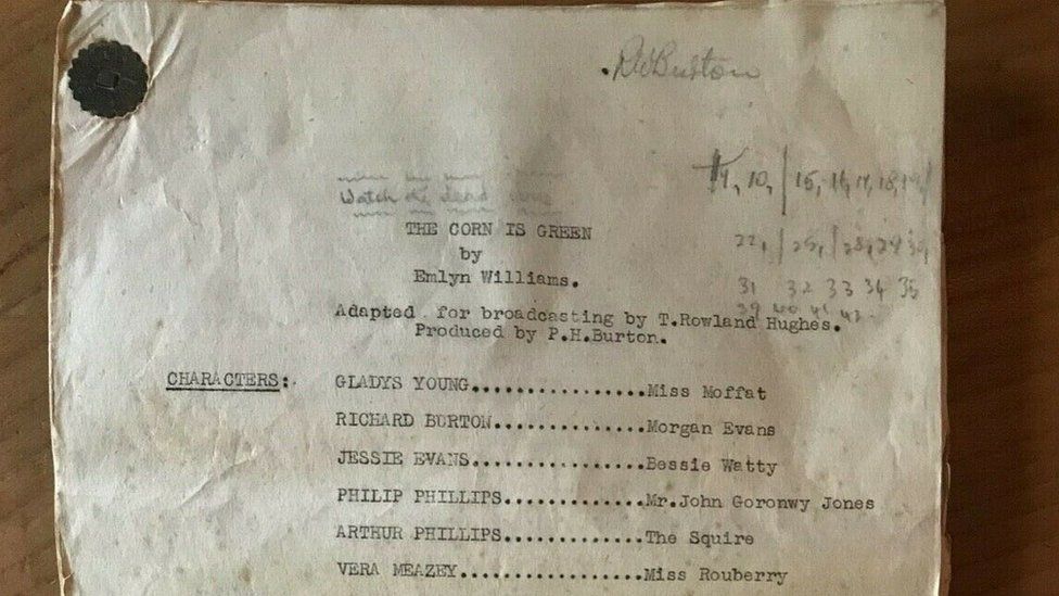 Coronavirus: Richard Burton script auctioned to raise PPE funds - BBC News