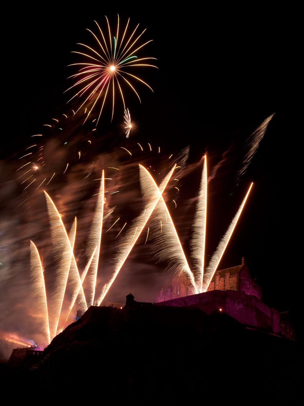 Edinburgh fireworks bring in the new year in spectacular style - BBC News