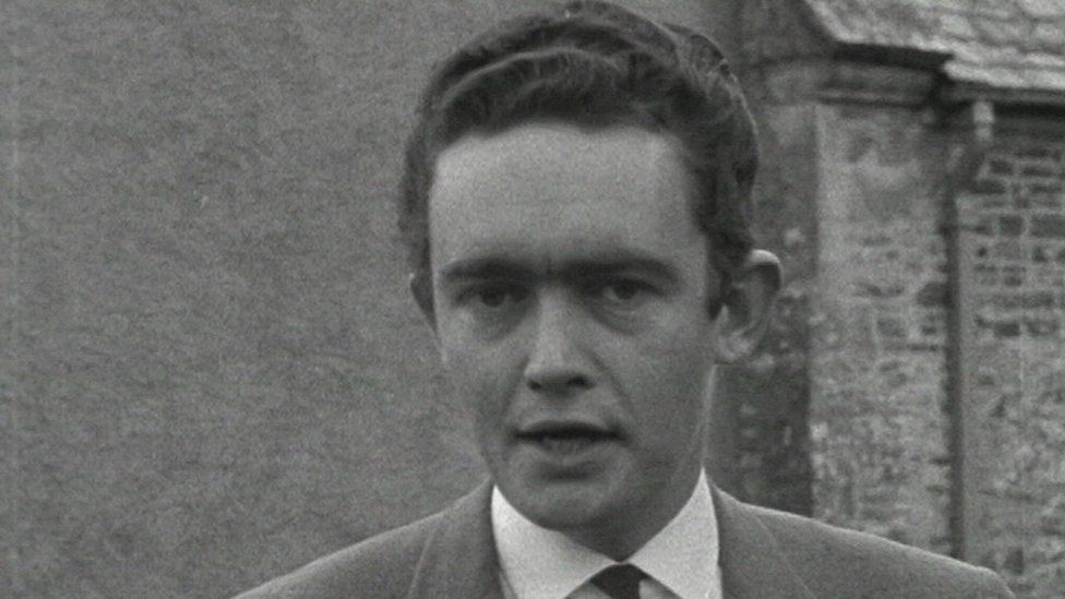 Funeral for Hugh Scully, former Antiques Roadshow host - BBC News