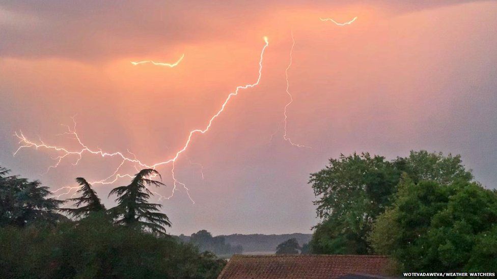 In pictures: Thunderstorms hit the UK - BBC Weather