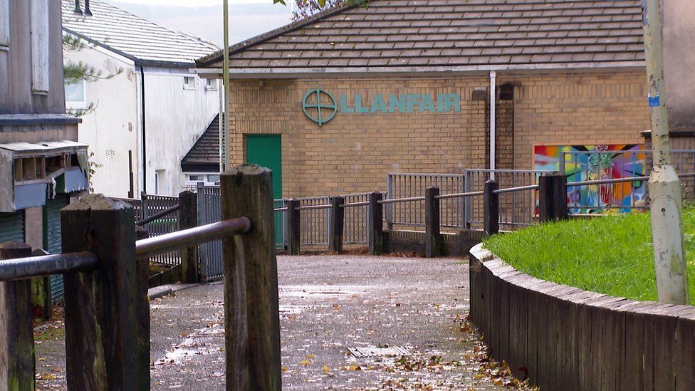 Sut mae'r argyfwng costau byw yn taro cymuned Penrhys? - BBC Cymru Fyw