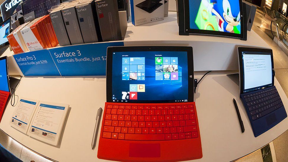 Microsoft pauses Windows 10 update after files disappear - BBC News