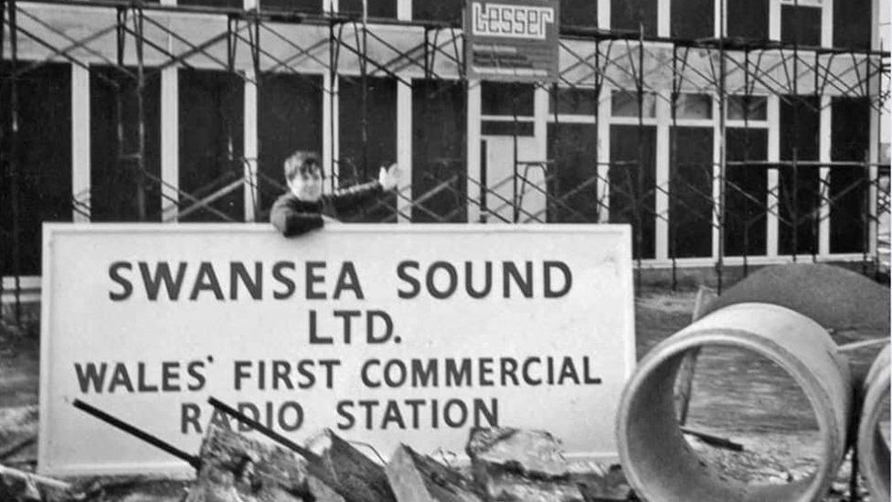 Sain Abertawe: Cofio gorsaf fu'n 'torri tir newydd' ers 1974 - BBC Cymru Fyw