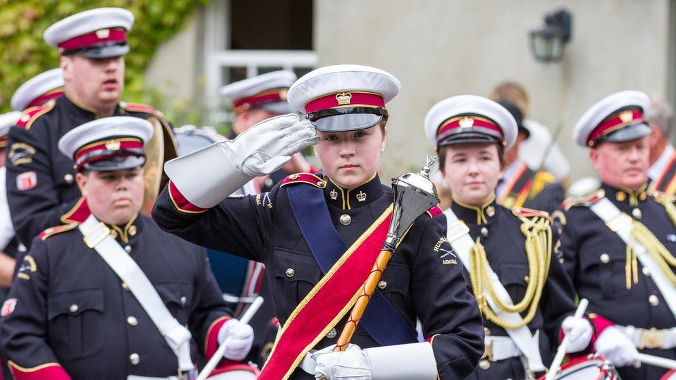 Sham Fight draws thousands to Scarva parade - BBC News