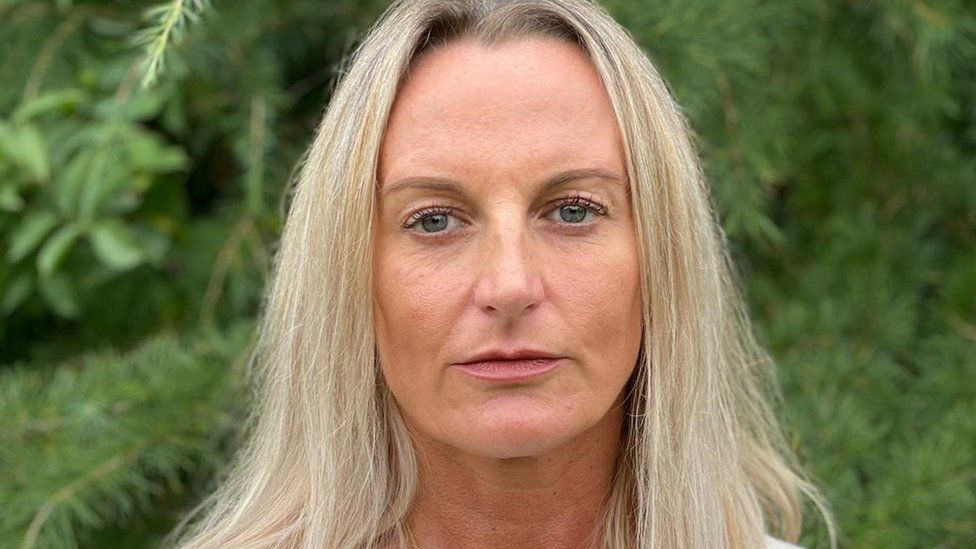 Annabel Wright death: Family calls for ban on acne drug for teenagers - BBC News