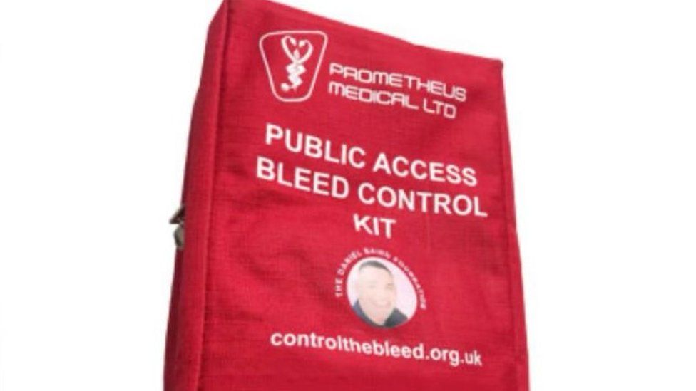Knife crime: Life-saving bleed kit installed in Hastings - BBC News