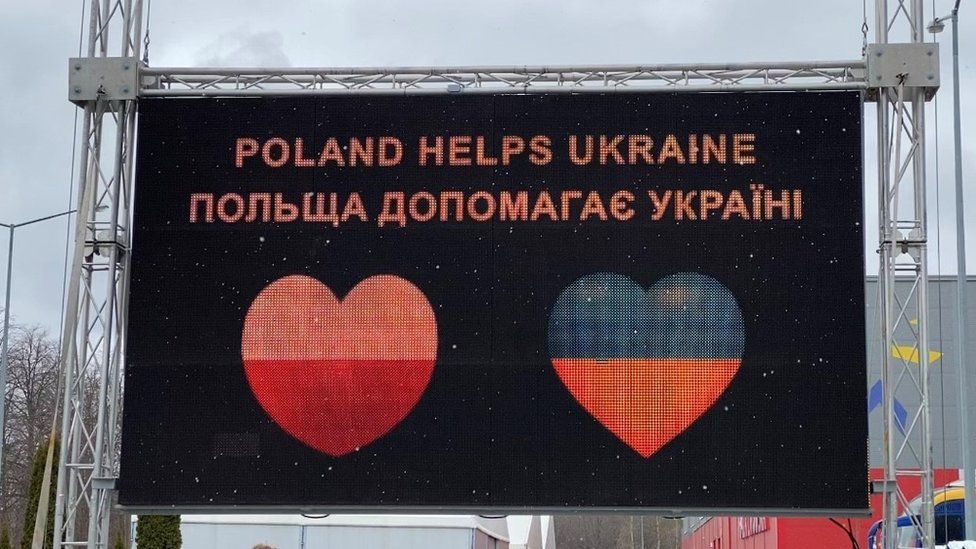 Ukraine: What's happening at the border with Poland? - BBC Newsround