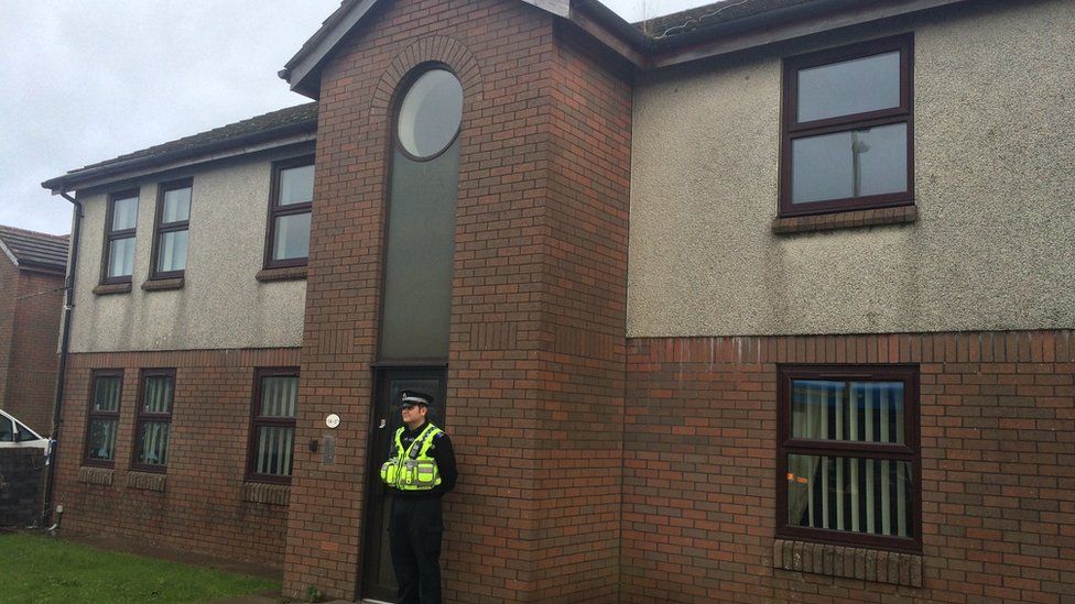 Beddau murder probe: Neighbour's horror at finding corpse - BBC News