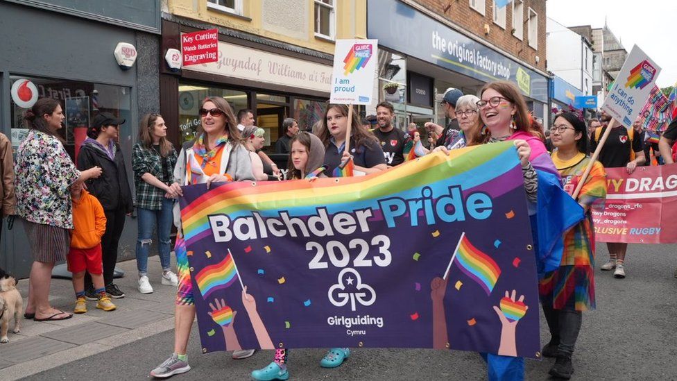 Pride: 1,000 yn gorymdeithio drwy Gaernarfon - BBC Cymru Fyw