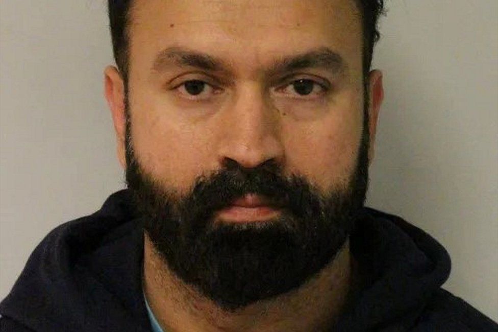 Ex-Met Police sergeant sentenced for sex messages to woman - BBC News