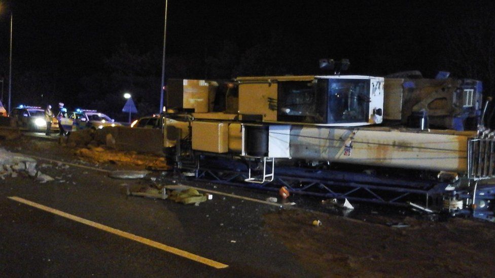 M25 closed as crane overturns on both carriageways - BBC News
