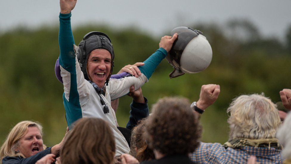 Twin Town: Follow-up to cult film shot only on phones premieres - BBC News