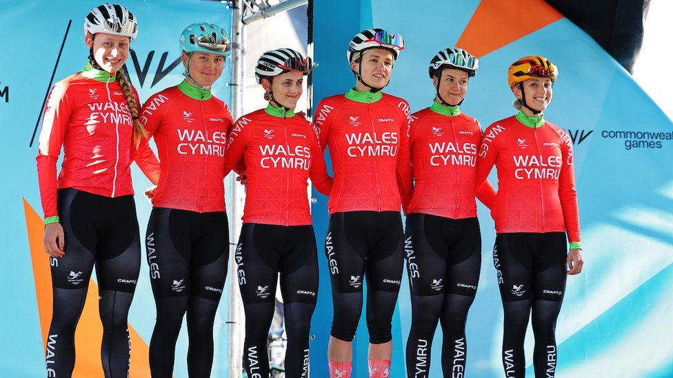 Y seiclwr Eluned King yn anelu am y Tour de France - BBC Cymru Fyw