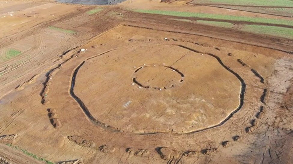 Raunds henge 'discovered' by Warth Park building work - BBC News
