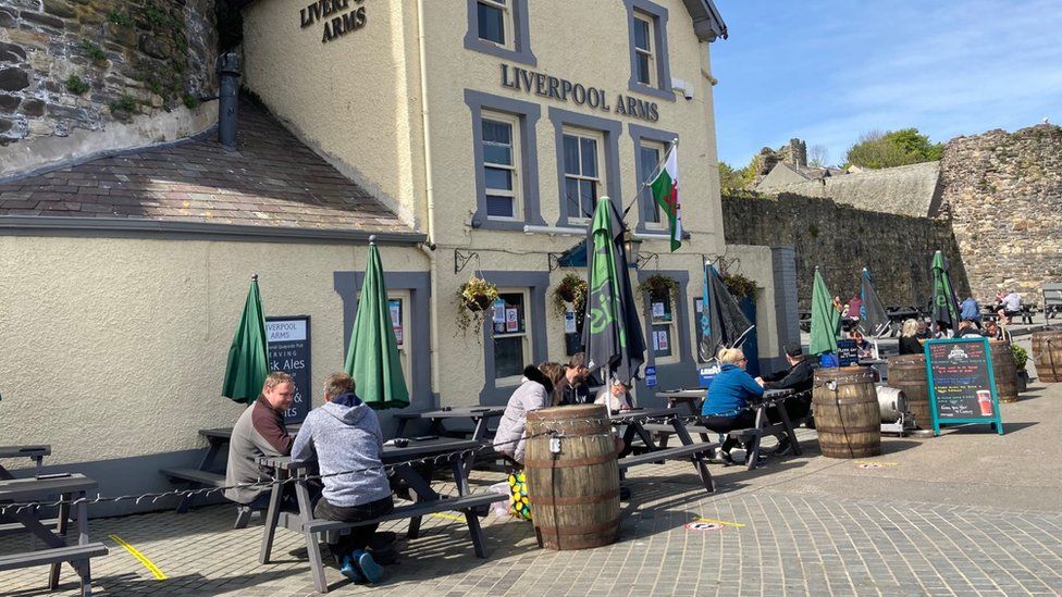 Ailddechrau trafod rheolau Covid-19 wrth symud i lefel 3 - BBC Cymru Fyw