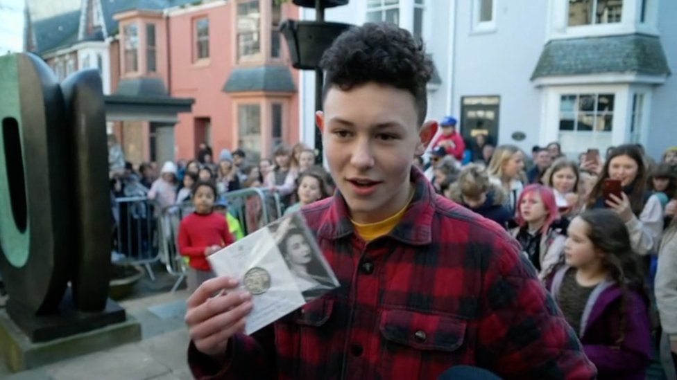 St Ives: Hurling the Silver Ball tradition kept alive - BBC News