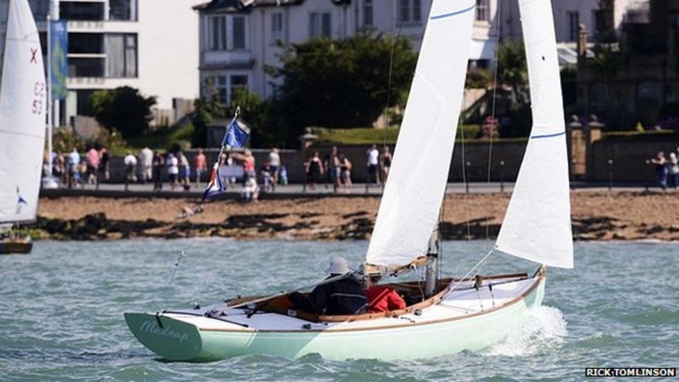Cowes Week regatta: Sailing starts despite low winds - BBC News
