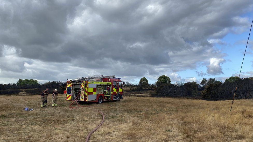 Knodishall homes evacuated after large fire on common - BBC News