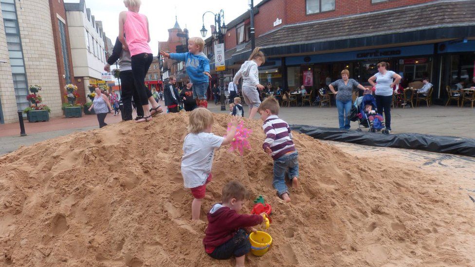 Wrexham sandpit encourages child Playday in town centre - BBC News