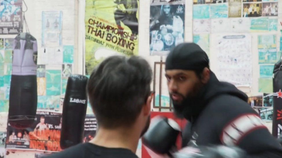 Boxing beard ban is discrimination, says Sikh amateur fighter - BBC News