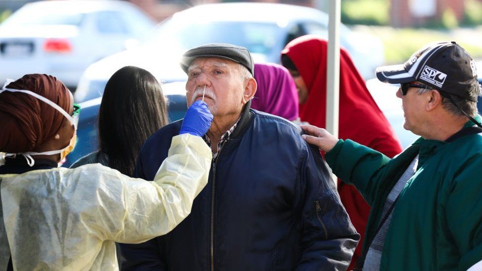 Mandatory hotel quarantine for NSW arrivals from Victoria - BBC News