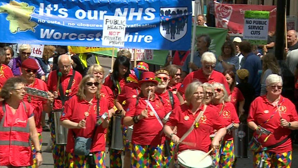 Worcester protesters call for NHS improvements - BBC News