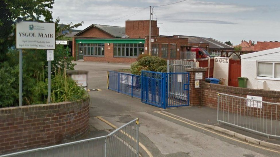 Heddlu'n ymchwilio i ddwy ddynes yn ymladd ar dir ysgol - BBC Cymru Fyw