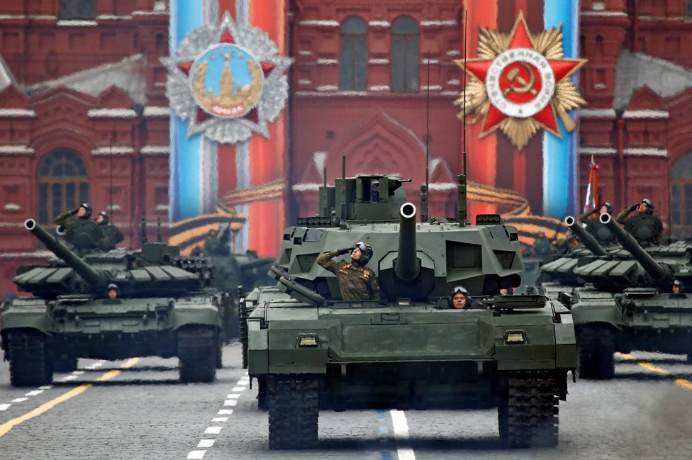 Vladimir Putin praises military at WW2 victory parade - BBC News