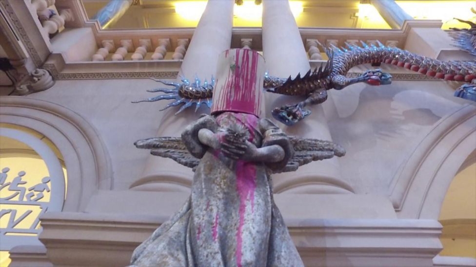 Banksy protest artwork unveiled in New York - BBC News