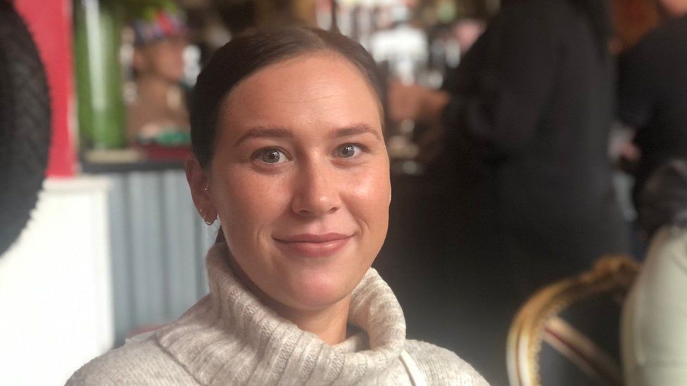 Queen Elizabeth II funeral: Pub opens for live screening - BBC News