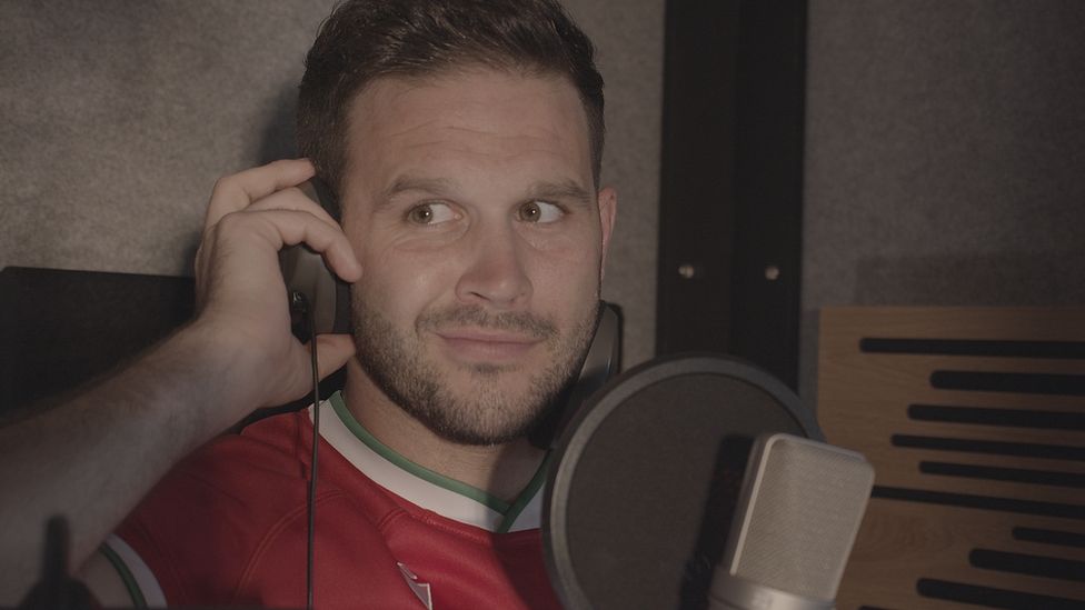 Fersiwn newydd Byd o Heddwch i ysbrydoli tîm rygbi Cymru - BBC Cymru Fyw