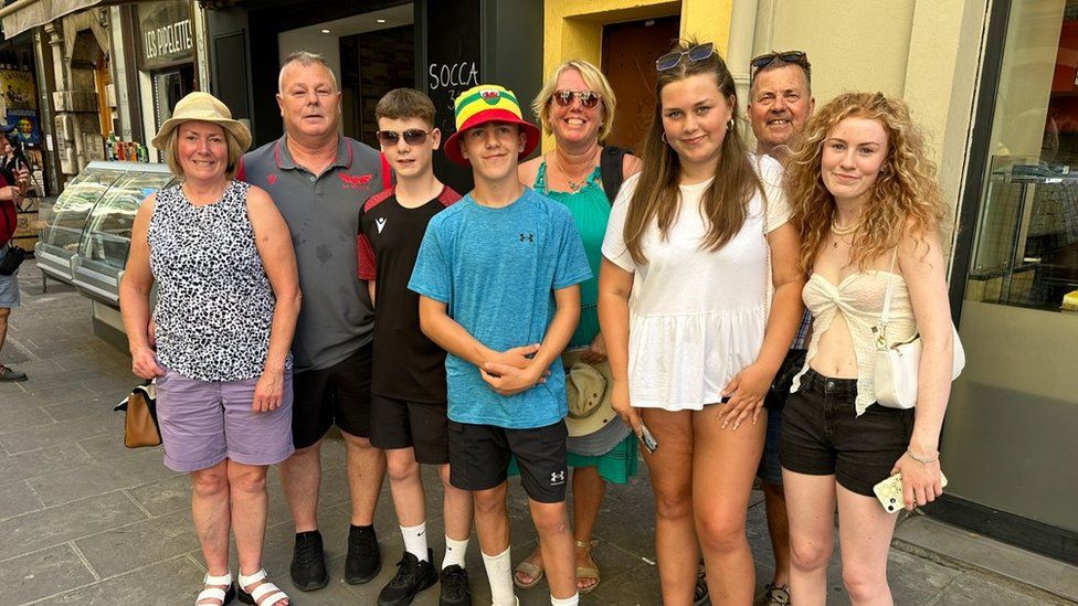 Rygbi: Cefnogwyr hyderus yn disgwyl ‘sgôr enfawr’ i Gymru - BBC Cymru Fyw